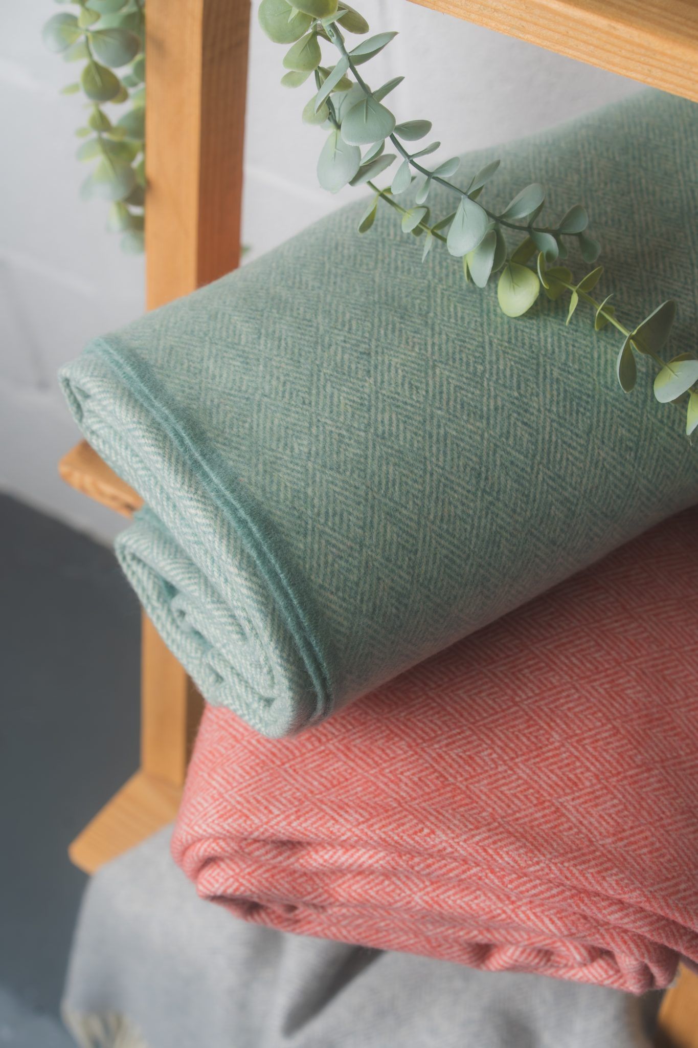 The 100% Cashmere Plume Throw